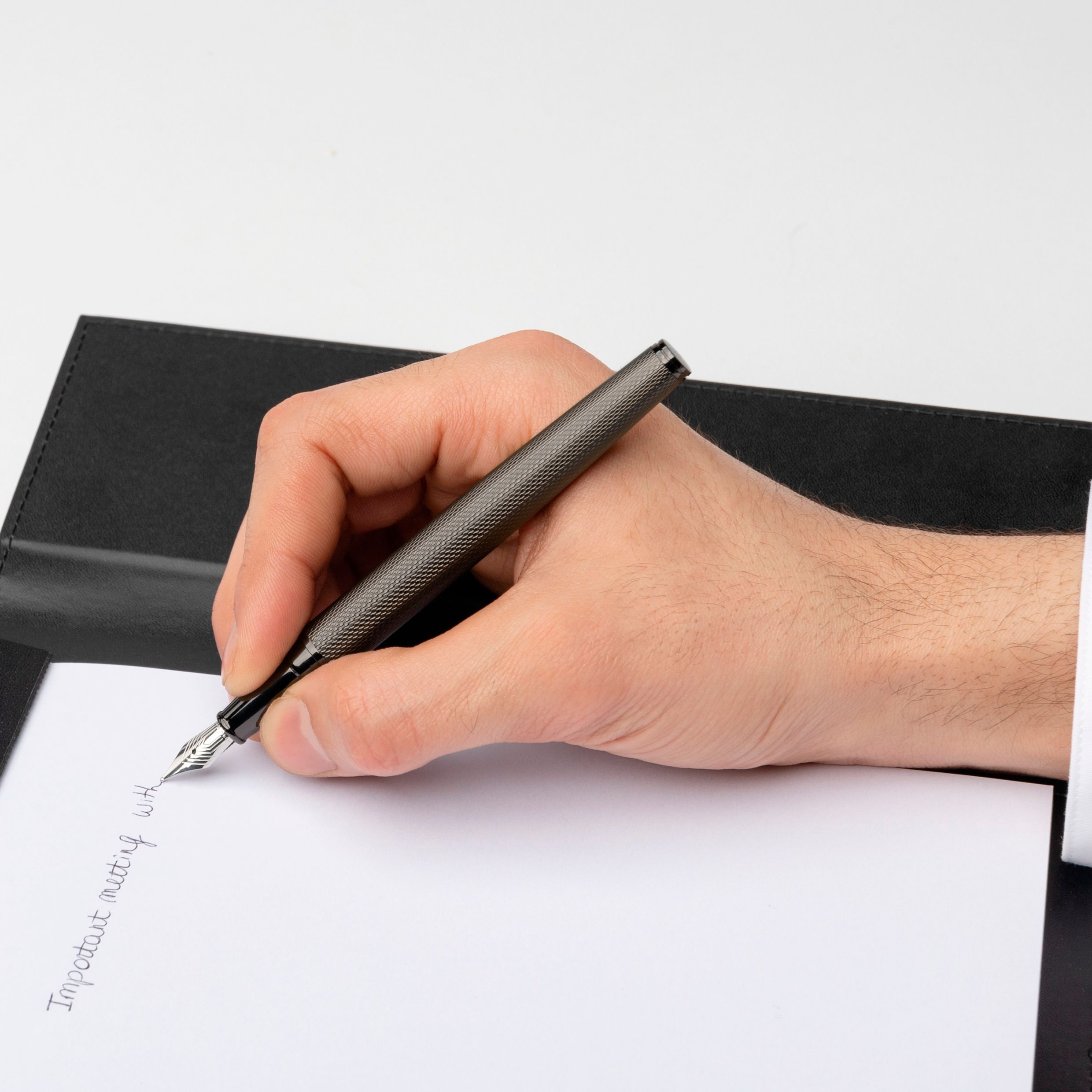 Hugo Boss Loop Diamond Gunmetal Fountain pen - Vulpen / Fountain pen ...